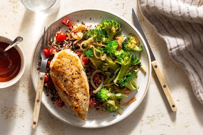 Chicken Diablo with Broccoli and Caramelized Onion | Sunbasket